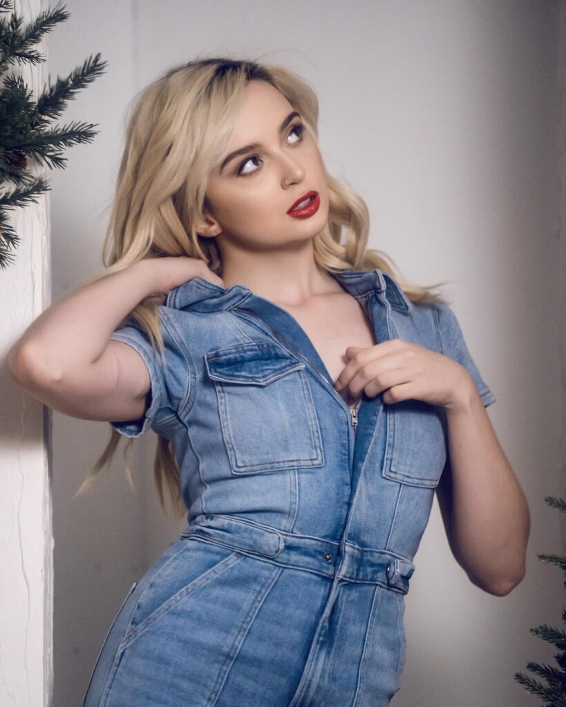 Lexi Lore Bio, Age, Career, Net Worth, Height, Education, Boyfriend & More - SHOWBIZ LIFES